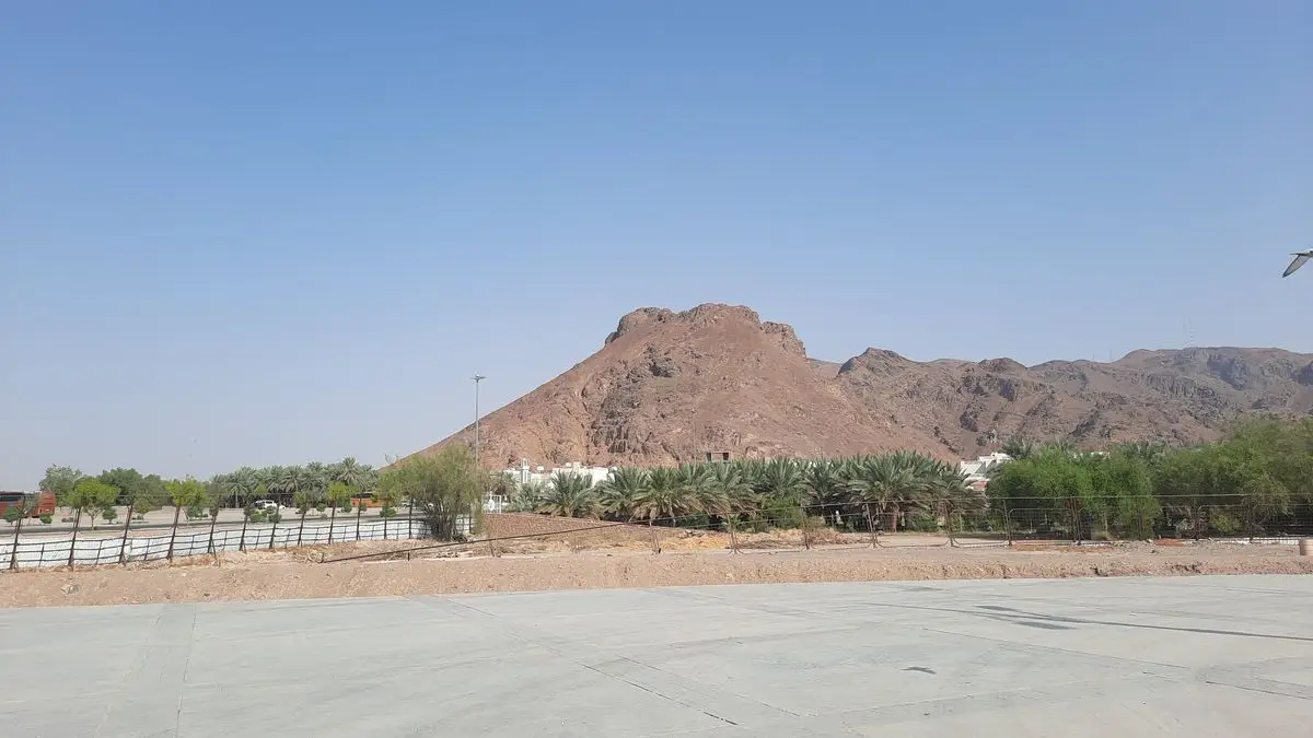 Bukit Uhud: Simbol Keberanian dan Kesetiaan - Mabruk Tour